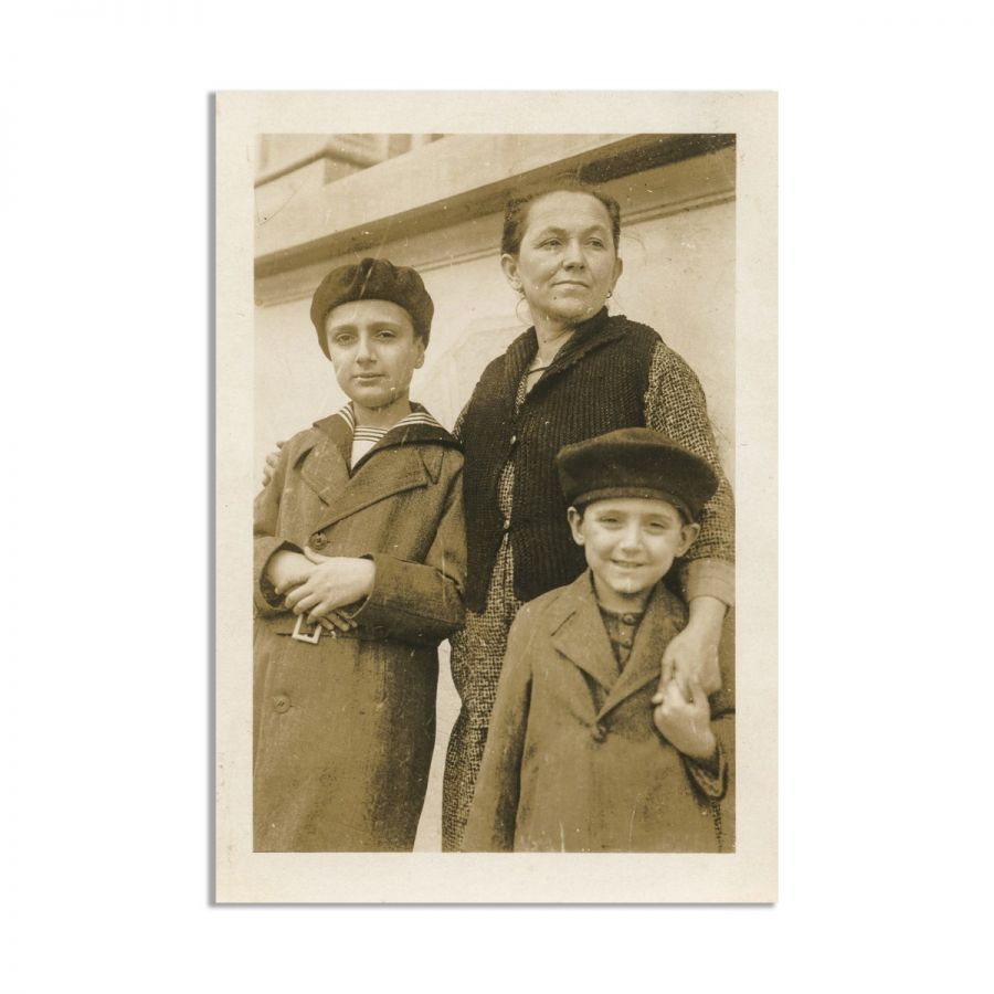 Dinu și Valentin Lipatti alături de guvernanta lor, fotografie