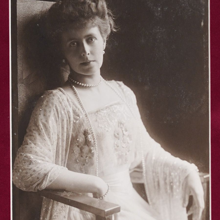 Principesa Maria a României pozând pe jilț, fotografie de epocă